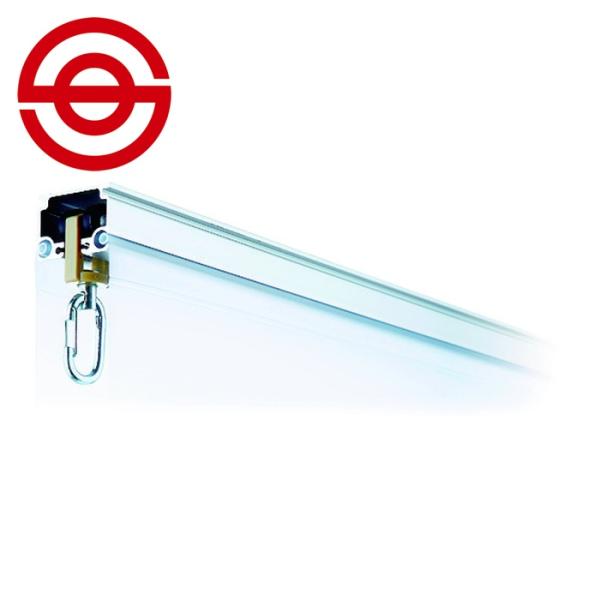 岡田 カーテンレール|特長:レールとシートの隙間をなくすことで、防じん・防音・防虫機能を高めます。 取り付け場所に応じた多種の部品との使用が可能です。