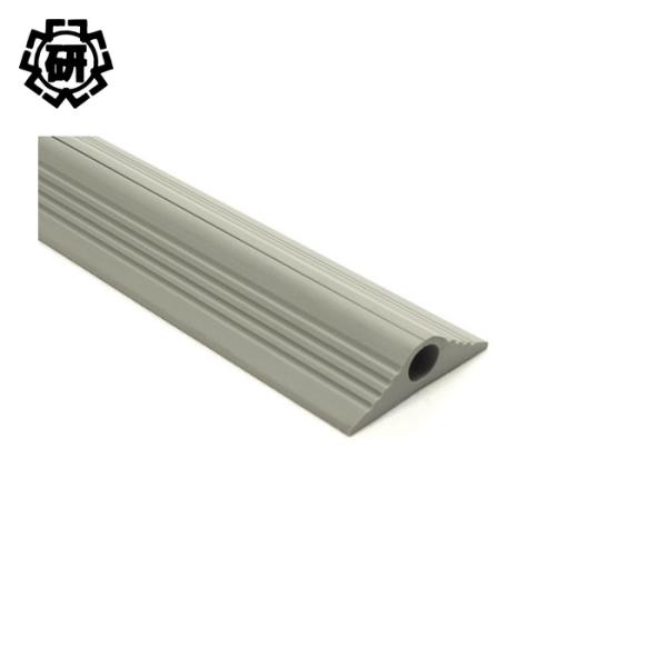 大研 ケーブルカバー(床用)|特長:衝撃に強い弾性特殊配合樹脂製で、中に入れた電線をしっかりと守ります。 耐候性に優れ、屋外使用にも適しています。