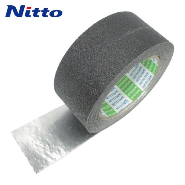 日東 すべり止めテープ(屋外用)|特長:階段、スロープなどの滑りやすい箇所や危険を伴う作業場でのスリップを防ぐテープです。 アルミ基材なので、凹凸面に追従します。 優れた耐久性により滑り止め効果が長く続きます。