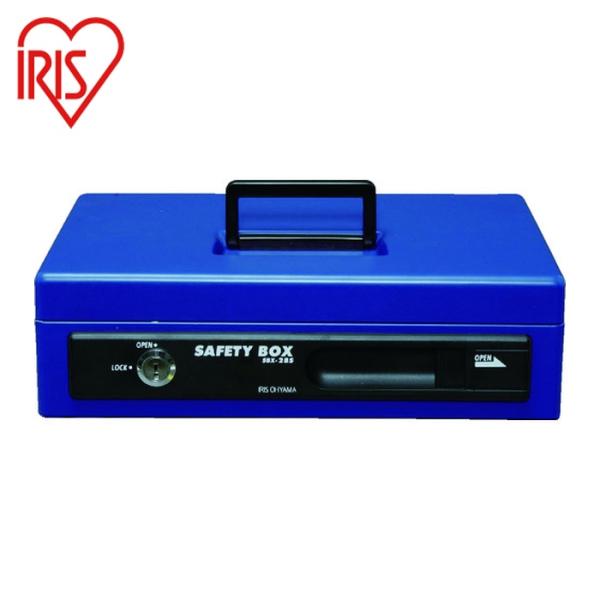 特長●Ａ５サイズ手提げ金庫です。●コインカウンタートレーと札入れのダブルトレータイプ。●コインカウンターはスライドして開くので見やすくなっています。●高さ８ｃｍの引出しに入る薄さで、置く場所に困らないコンパクトなサイズです。