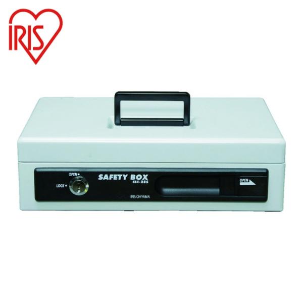 特長●Ａ５サイズ手提げ金庫です。●コインカウンタートレーと札入れのダブルトレータイプ。●コインカウンターはスライドして開くので見やすくなっています。●高さ８ｃｍの引出しに入る薄さで、置く場所に困らないコンパクトなサイズです。