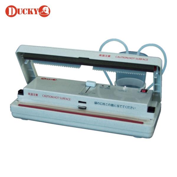 solacle 卓上シーラー|特長:ノズル吸引方式なので市販の真空袋がご使用できます。 集水タンクが標準装備なので液体のあるものもご使用できます。 軽量、コンパクトなので使用場所を選びません。