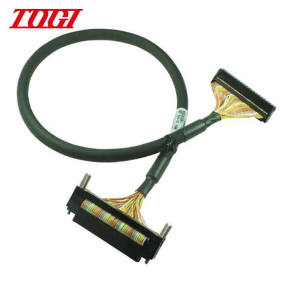 TOGI 接続ケーブル|特長:各社PLCとコネクタ間の接続をハーネスを介してワンタッチで行え、配線工数の削減につながります。 東洋技研製コネクタ端子台とPLCを接続するケーブルです。