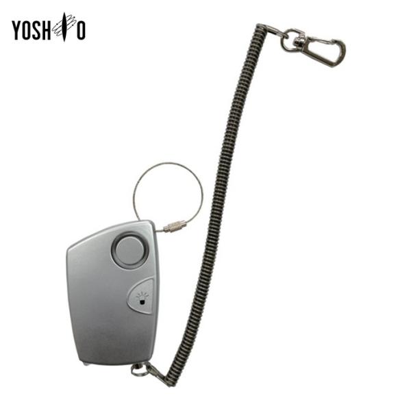 ヨシオ 防犯用ブザー|特長:本品を取り付けた荷物が引ったくられるとコイルロープが伸びきった時点で、ピンが抜けて大音量(97db)のブザー音とLEDライトが点滅し周囲に知らせます。 ライトスイッチを押すと白色LEDライトが点滅します。 ブザー...