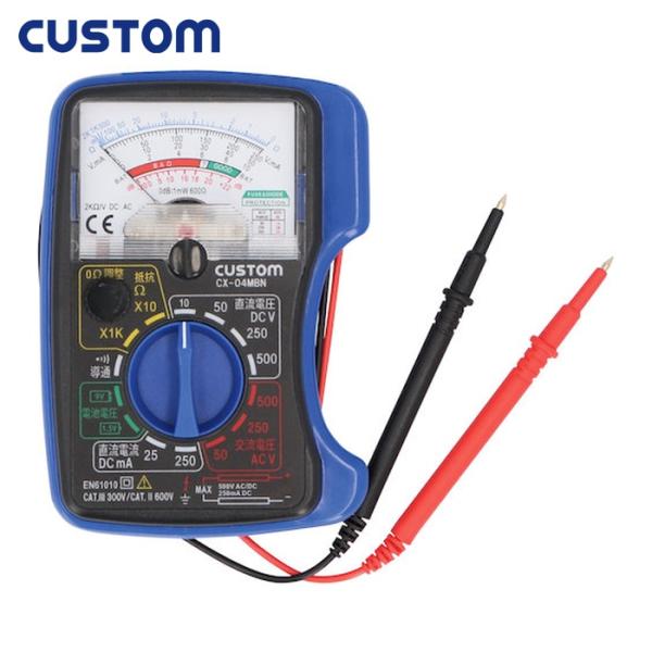 CUSTOM アナログテスタ|特長:製品背面にマグネットを内蔵しています。 配電盤や鉄柱等に張り付けて両手で測定ができます。