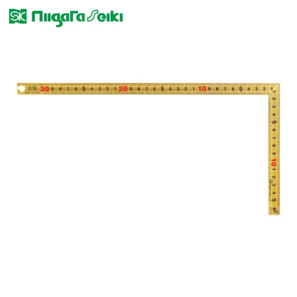 SK 曲尺|特長:表面は金色で、一万回の擦れにも耐え(当社比10倍)、墨をも弾く鉄壁の防御「鎧護(がいご)コート」仕様です。 1mm、1分単位の目盛が見やすい階段状目盛です。 JIS認証工場で製造された日本製の曲尺です。