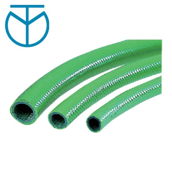 チヨダ エアブレードホース|特長:三層構造になっており、外皮に難燃性ポリウレタン樹脂を採用しています。 火花や溶接スパッタに対し燃えにくく、溶けにくいホースです。 ゴムホースの重量1/3で高所作業での取り回しがしやすいです。