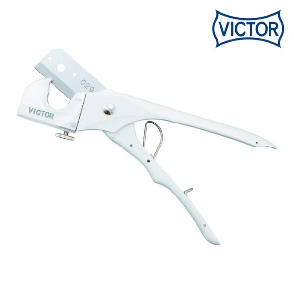 Victor 塩ビ管カッター|特長:受け部をスライドさせることで、外径34φのパイプまで対応できます。 ゴムホースからHIVP管まで一発切断できます。 刃は前後を差し替えることで2度使用できます。