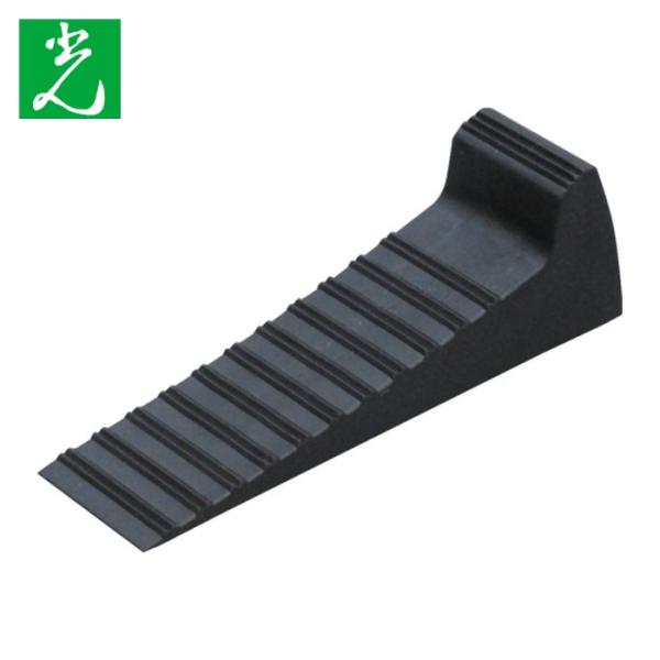 光 ドアストッパー|特長:ドアと床のすき間にストッパーを差し込んでください。 ストッパーの凹凸が滑り止めの役目をしてドアが簡単に止まります。