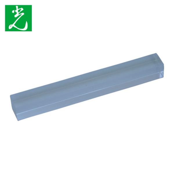 光 樹脂素材|特長:樹脂の中で透明性が高く、ガラスと比較し耐衝撃性に優れています。