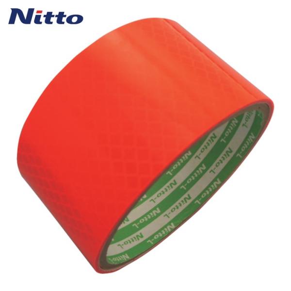 日東エルマテ 反射テープ|特長:プリズムレンズ型反射テープです。 夜間の視認性は、従来のガラスビーズ型と比較すると約7倍の明るさを保持します。 屋外耐候性10年の長期グレードです。