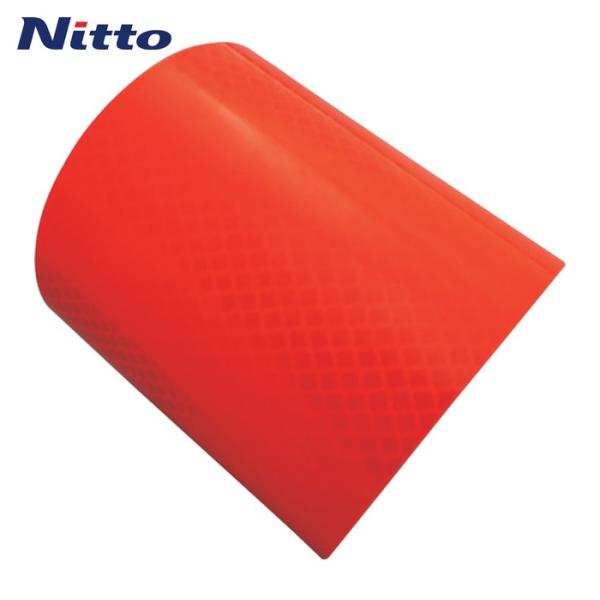 日東エルマテ 反射テープ|特長:プリズムレンズ型反射テープです。 夜間の視認性は、従来のガラスビーズ型と比較すると約7倍の明るさを保持します。 屋外耐候性10年の長期グレードです。