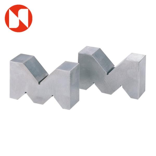 特長●V溝は90°に仕上されており、円筒の簡易検査、丸棒のケガキなどに使用可能です。●2個1組、一体加工になっています。●丸物の加工物を固定し、広範囲で使用出来ます。用途●丸物の測定、ケガキとして最適。