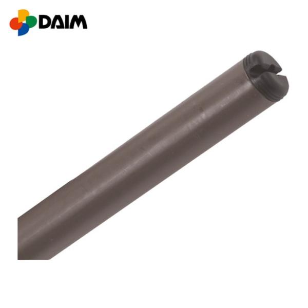 DAIM 園芸支柱|特長:φ33mm、亜鉛メッキ加工、耐候樹脂が接着コーティングされているので、屋外でも安心して使用できます。 従来の単管パイプより軽く、作業性が向上します。 落ち着いたブラウン系の色の為エクステリアでも違和感なく使用できます。