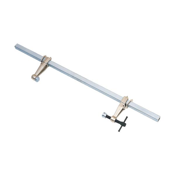 【仕様】●全長(mm)：900●ふところ深さ(mm)：100●クランプ範囲(mm)：0〜700●タイプ：小型軽量タイプ●許容荷重(kN)(クランプ範囲750mm時)：3.5●保証荷重(kN)：10●適合角パイプ(mm)：□25パイプ肉厚3....