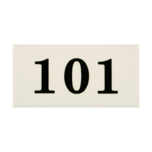 【仕様】●表示内容：101●取付仕様：粘着テープ●縦(mm)：35●横(mm)：70●厚さ(mm)：2●色：数字黒　プレート白●タイプ：貼付タイプ(テープ付)●粘着テープ付き【型番】UP357-101　/　UP357101【商品コード】22...