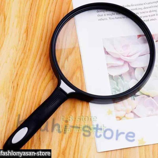 「特大サイズのルーペ」幅広い用途に対応する140mmの大型ルーペ。理科の実験から読書まで、あらゆるシーンで活躍します。「快適な持ち心地」滑りにくいゴム製グリップで握りやすい。大きなレンズが、老若男女問わず見やすさを実現します。「目の疲れを軽...