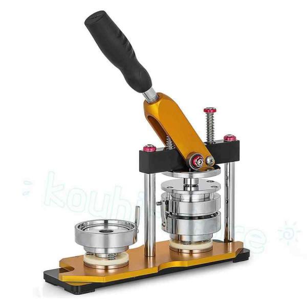 【商品情報】サイズ：38 x 28x10cm 、重さ：4kg、カラフル：ゴールド 、ハンドルの長さ：30cm、ダイサイズ：5.8cm、ボタン数量：100pcs 。 パッケージリスト： 1 x缶バッジマシーン本体、1x金型ダイ、100 xバッ...