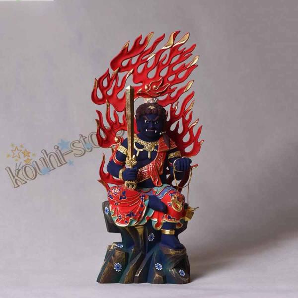 材質：ツゲの木彫り/ 寸法：高さ：16cm 巾：5cm 奥行4cm.△ 「お不動さん」と呼ばれる不動明王は、サンスクリットではアチャラナータ（古代インドではシバ神の異名）と言います。「アチャラ」は「動かない」、「ナータ」は「守護者」を意味す...