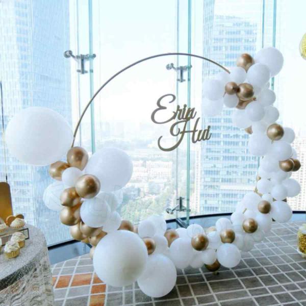 バルーンアーチキットは、壁にハングアップするには、noヘリウムを必要としない、あなたは30分以内に簡単にストリップを飾ることによって、すべて一緒に金の風船、白い風船、メタリック風船や紙吹雪風船を組み立てることができます。..あなたは、少数を...