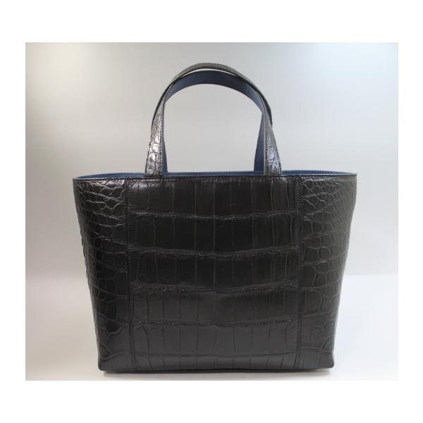 ご覧頂き誠に有難うございます。創業４０年になります呉服店を経営しております。商品詳細カラー：ブラックサイズ：横幅３５cm×高さ２５cm×厚み１１cm重さ：０.５kg仕様： 内側 A4サイズ収納可(雑誌、書類など入ります)ファスナーポケット×...