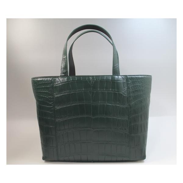 ご覧頂き誠に有難うございます。創業４０年になります呉服店を経営しております。商品詳細カラー：グリーンサイズ：横幅３５cm×高さ２５cm×厚み１１cm重さ：０.５kg仕様： 内側 A4サイズ収納可(雑誌、書類など入ります)ファスナーポケット×...