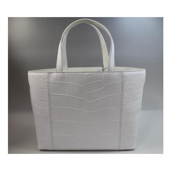 ご覧頂き誠に有難うございます。創業４０年になります呉服店を経営しております。商品詳細カラー：ホワイトサイズ：横幅３５cm×高さ２５cm×厚み１１cm重さ：０.５kg仕様： 内側 A4サイズ収納可(雑誌、書類など入ります)ファスナーポケット×...