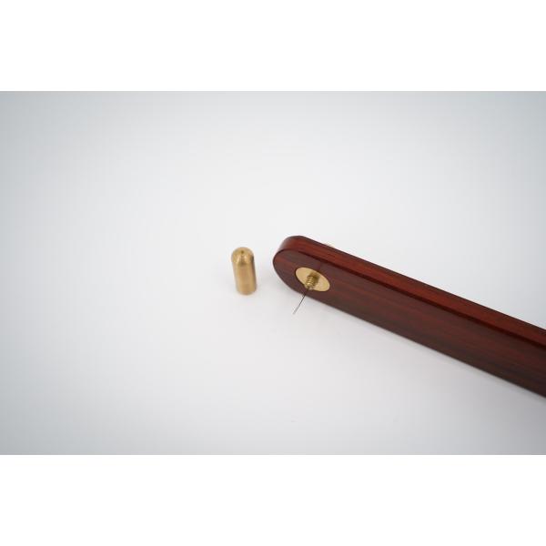 アップライトピアノの裏側に刺すことができます。