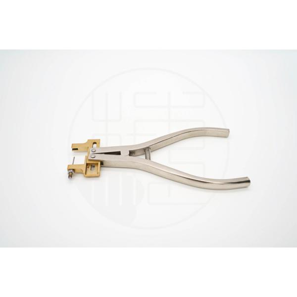 工具を握るだけで、センターピンが簡単に打ち抜けます、とても便利な工具です。