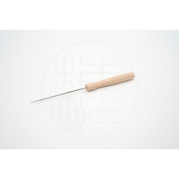 リーマーの表面に小さな歯がついて、フレンジブッシングクロスの量を減らすことによって、スティックが治れます。