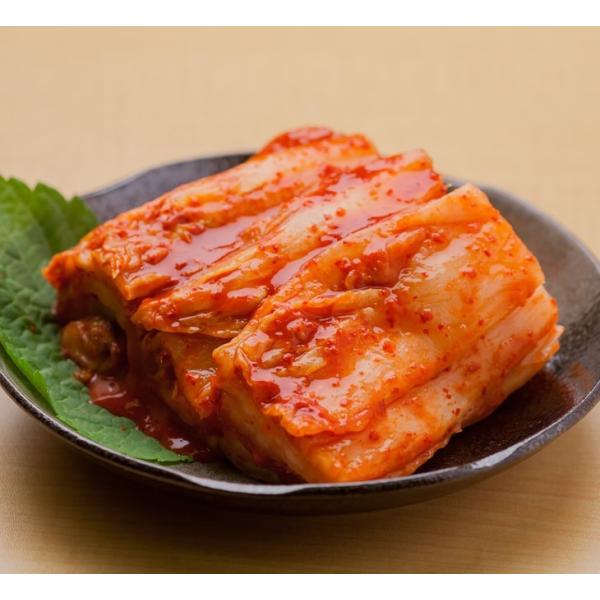 厳選された国産白菜を丁寧に二度漬けし、当社特製のキムチタレを白菜の葉一枚一枚に塗りこんだ本格キムチです【内容量】1キロ【原材料】白菜（国産）、漬け原材料【唐辛子、食塩、にんにく、還元水飴、生姜、魚醤、アミエビ塩辛、りんご、砂糖、合わせだし（...