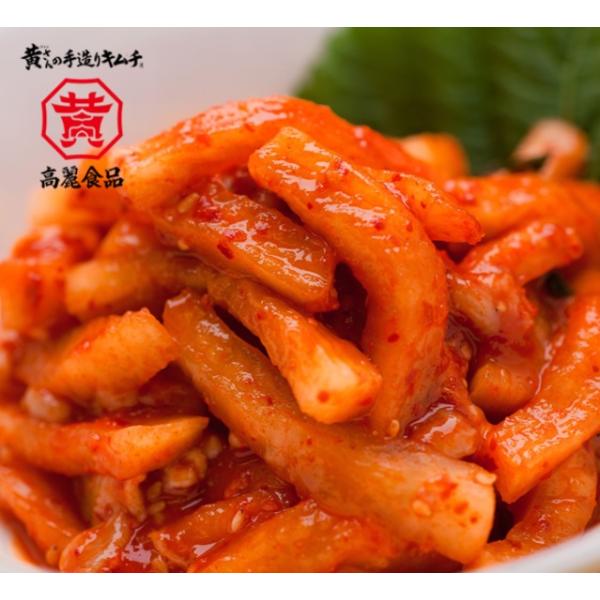 パリパリした食感の割干大根と、いろどりに国産の野沢菜を混ぜ祖母の代から伝わる自慢のコチュジャンと、フルーツを練りこんだ特製キムチヤンニョンを使って甘辛いキムチに仕上げました。食感のアクセントと甘辛な味でビールや酎ハイに合わせると良いつまみに...