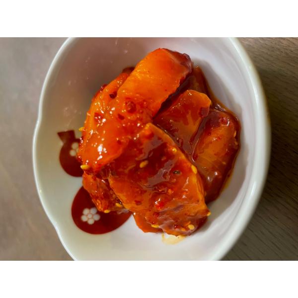 国産のサーモンをキムチにしました。濃厚なサーモンの味と自家製ヤンニョンの味が合わさり、至高の味わいとなっております。ビールや日本酒のつまみにしてもよし、ご飯に乗せて食べてもよしの幅広く楽しめます。【内容量】110g【原材料】サーモン（国産）...