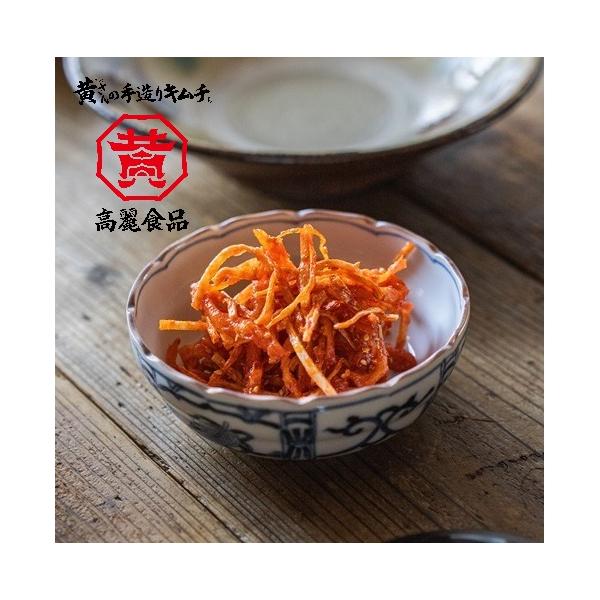 甘辛いヤンニョンとするめの風味が人気のスルメキムチに、白身魚の風味と食感が特徴の焼きカマを混ぜ込みました。ちなみに、焼きカマとは白身魚のすり身を薄く伸ばし、焼き上げたおつまみです。【内容量】120g【原材料】いか（ペルー、チリ）、魚肉すり身...