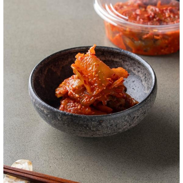 ザーサイ特有の旨みと歯切れの良い食感に、キムチのピリッとした辛味を掛け合わせた、食べ応えと風味のバランスに優れた「ザーサイキムチ」です。中華の定番食材であるザーサイと、キムチ専門店ならではのヤンニョンを組み合わせることで、ご飯にもお酒にもよ...