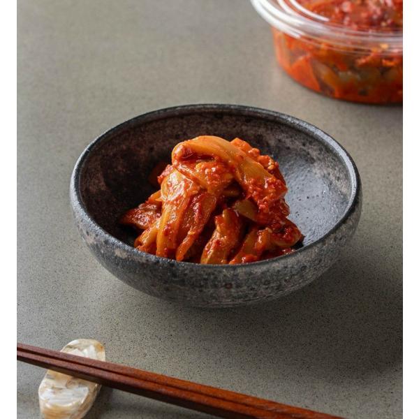 メンマ特有のシャキシャキとした食感に、キムチのピリッとした辛味とコク深い旨味を掛け合わせた、やみつきになる味わいのキムチです。ラーメンの具材としておなじみのメンマを、キムチ専門店ならではのヤンニョンで仕上げることで、ご飯にもお酒にもよく合う...