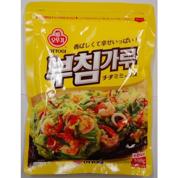 お好み焼きよりも、かりっとした香ばしさやもちもちした食感が楽しめるチヂミ。このチヂミをご家庭で気軽にお作りいただけるのが、このチヂミ粉です。水に溶いたチヂミ粉に、キムチや、海鮮ミックス、ネギ、ニラなどの、お好みの具材を、ゴマ油を引いたフライ...