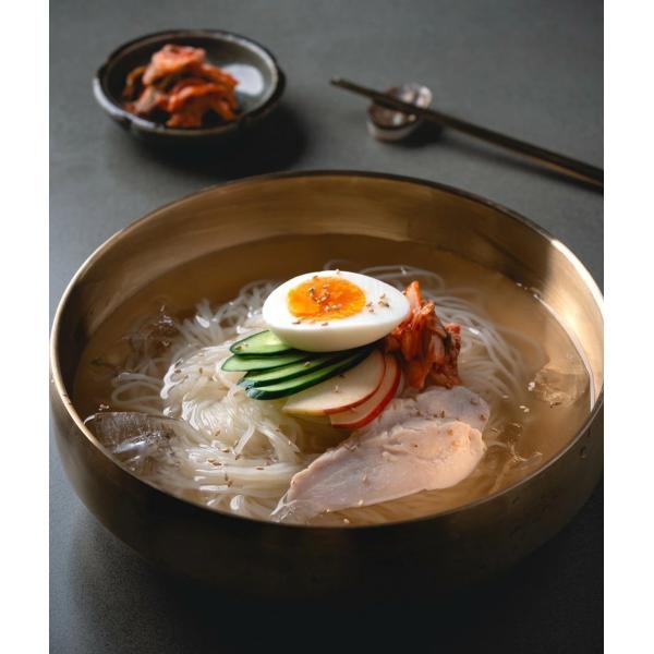 人気の韓国冷麺を送料無料商品にしました。しかも、冷蔵商品を同梱することも可能です。お好きなキムチと一緒に頼むことで、自分だけのオリジナル冷麺を楽しみましょう！【内容量】3000g【原材料】【めん】小麦粉（国内製造）、でん粉、食塩 / 加工で...