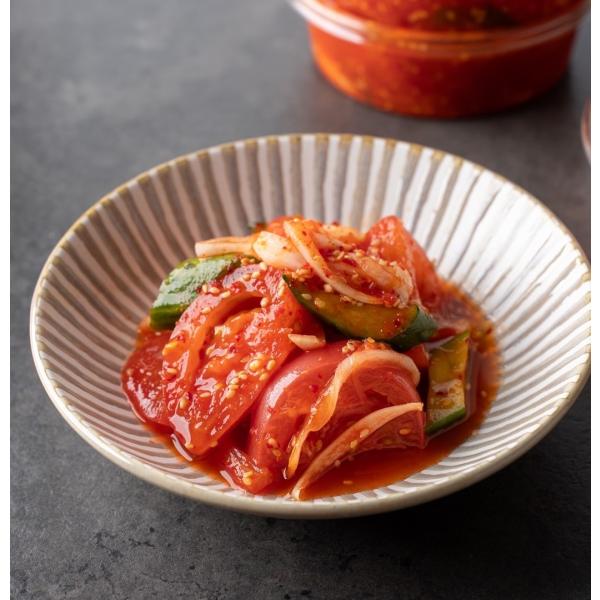 国産トマトをスライスし、甘酸っぱさとほどよい辛味を効かせて仕上げた、さっぱりと食べやすいトマトキムチです。トマトの瑞々しい果肉に、玉ねぎと胡瓜のフレッシュな野菜の旨み、そして当店こだわりのヤンニョンが絡み合い、キムチでありながらサラダ感覚で...