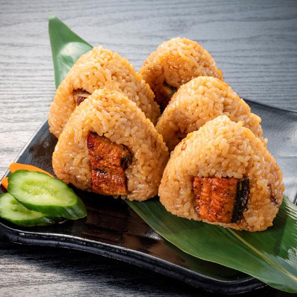 【発売日：2020年05月18日】タレをたっぷりしみこませたおにぎりに大きめの鰻をトッピング、まるで小さいうな丼を食べているかのような味わいです。 ギフト箱入で、ちょっとした贈り物にもぴったりです。うなぎおにぎり 熊本県産 自社養殖 うなぎ...