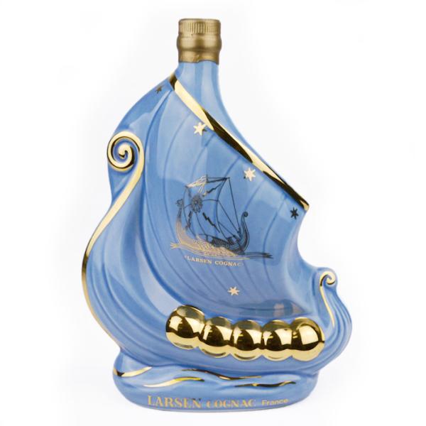 ※こちらは【兵庫県内配送限定】の商品です。兵庫県以外への発送はできかねます。予めご了承ください。■商品名　ラーセン ヴァイキング シップ コニャック スカイブルー■産地　フランス■アルコール度数　40％■内容量　700ml■商品状態　経年劣...