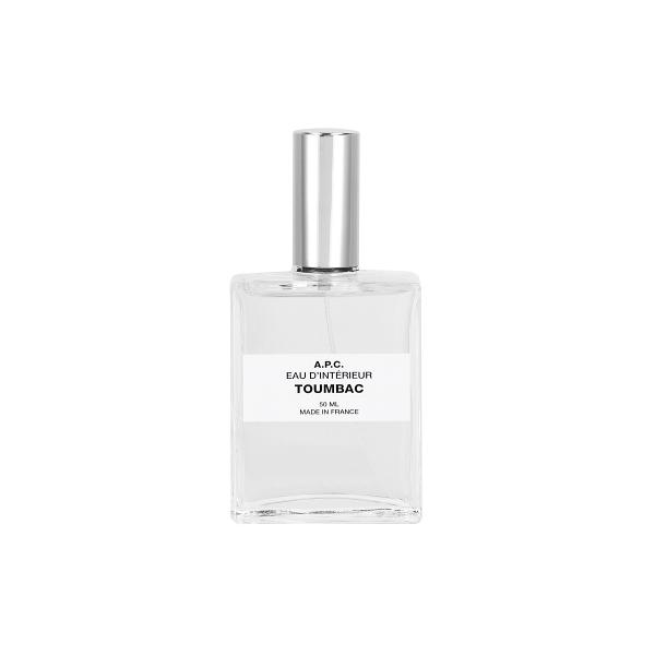 商品説明：ファッションブランドA.P.C.（アー・ペー・セー）の、ROOM SPRAY FEUILLE DE FIGUIER（ツンバック）。 アラブの水タバコをイメージして作られた、男性的なスパイシーな香りのルームスプレー。 上品でスタイリ...