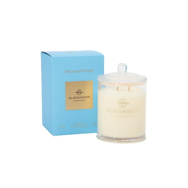 商品説明：グラスハウス（GLASSHOUSE）のキャンドルは、オーストラリアで丁寧に手作りされています。 人の手によってロウを注ぎ、芯を整え、容器を磨く…それぞれ一つ一つが芸術作品です。 2つの芯でワックスをまんべんなく溶かすので、従来のア...