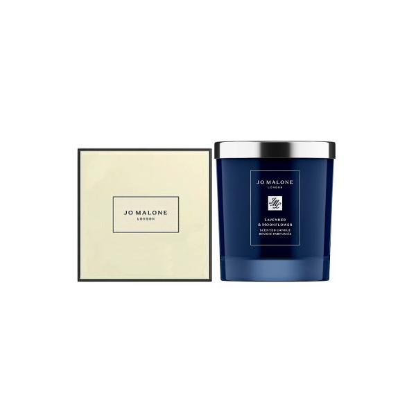 商品説明：やさしく静かな香りで夜を迎えましょう。 かぐわしいイングリッシュ ラベンダーを、ホワイトムスクと夜に花開くムーンフラワーの心地よい香りが包み込み、あらゆる空間をリラックスした雰囲気に作り上げてくれます。 キャンドルの燃焼時間は約4...
