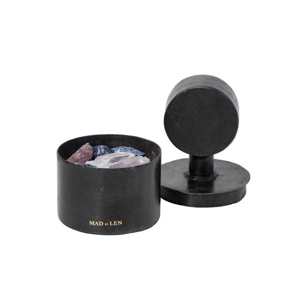 商品説明：南フランスで生まれたMAD et LEN（マドエレン）。 手作りで表現された、無骨さが美しい鉄の器に、パープルの霞に誘うような世界観を表現したポプリタイプのルームフレグランス。 ローズのアメジストとブルーのソーダライトが交わり鮮や...