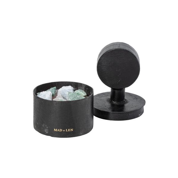 商品説明：南フランスで生まれたMAD et LEN（マドエレン）。 手作りで表現された、無骨さが美しい鉄の器に、果実のスイーツを天然石で表現したポプリタイプのルームフレグランス。 水色のカルサイト、淡いローズのアメジスト、グリーンのエメラル...