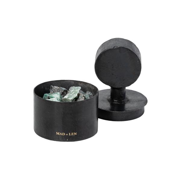 商品説明：南フランスで生まれたMAD et LEN（マドエレン）。 手作りで表現された、無骨さが美しい鉄の器に、天然石のエメラルド・アベンチュリン・クリスタルを入れたポプリタイプのルームフレグランス。 グリーンベースの天然石に、清々しい輝き...