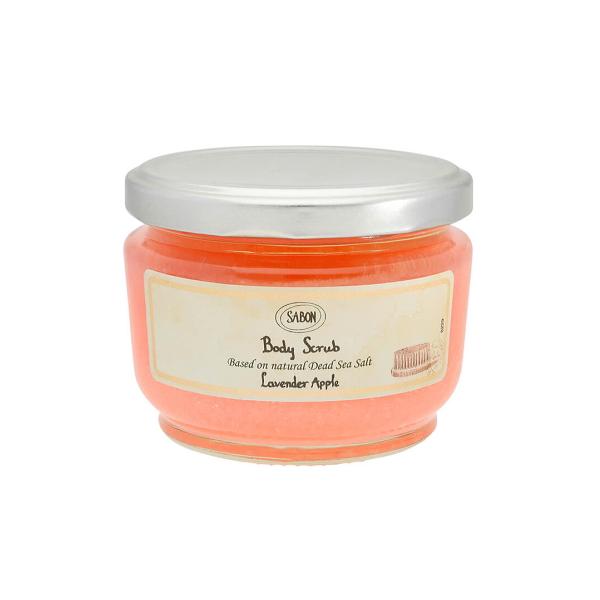 商品説明：SABONブランドを代表する、1つ3役で滑らかなお肌へ導くボディスクラブ。 死海の塩のスクラブで古い角質をおとし、死海のミネラルと美容成分を角質層まで浸透させます。そしてアーモンドやホホバなどの4種のボタニカルオイルがお肌の表面を...