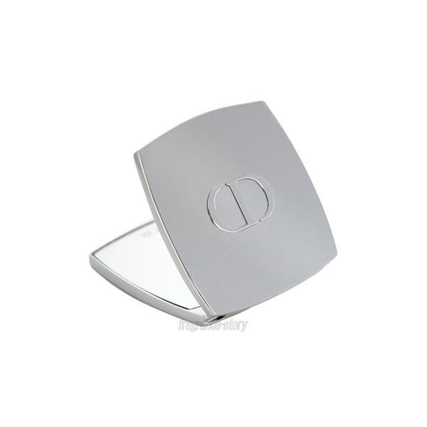 ディオールロゴつきミラー。手のひらサイズでポケットやポーチに入れてもかさばらず、持ち運びに便利。ミラー直径約6cm。※ノベルティ商品により、外箱や本体に若干の箱破れやキズ等がございます。贈呈用には不向きとなります。ご理解の上ご購入をお願いい...