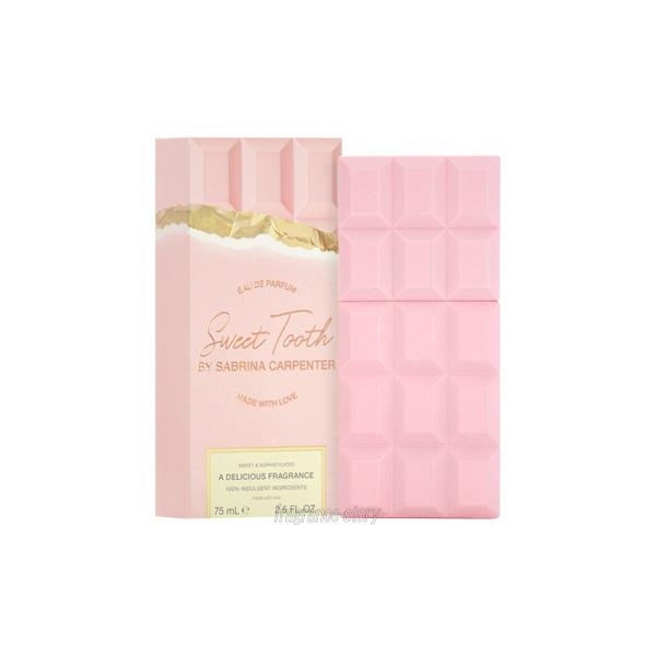 サブリナ カーペンター初めてのプロデュース香水！「スウィート・トゥース（甘党）」の名前のように、とってもSWEETなチョコレート型の香水。チョコレートマシュマロやミルクバニラの美味しい香りの中で、スパークリングベルガモットとジャスミンペタル...